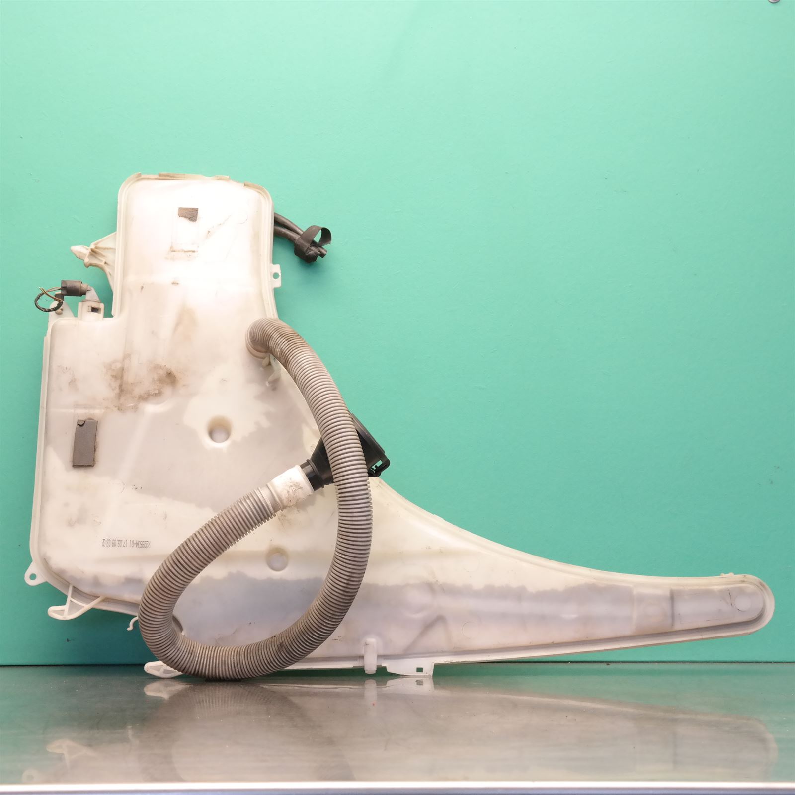 2009 BMW 1 SERIES Washer bottle 61677238667