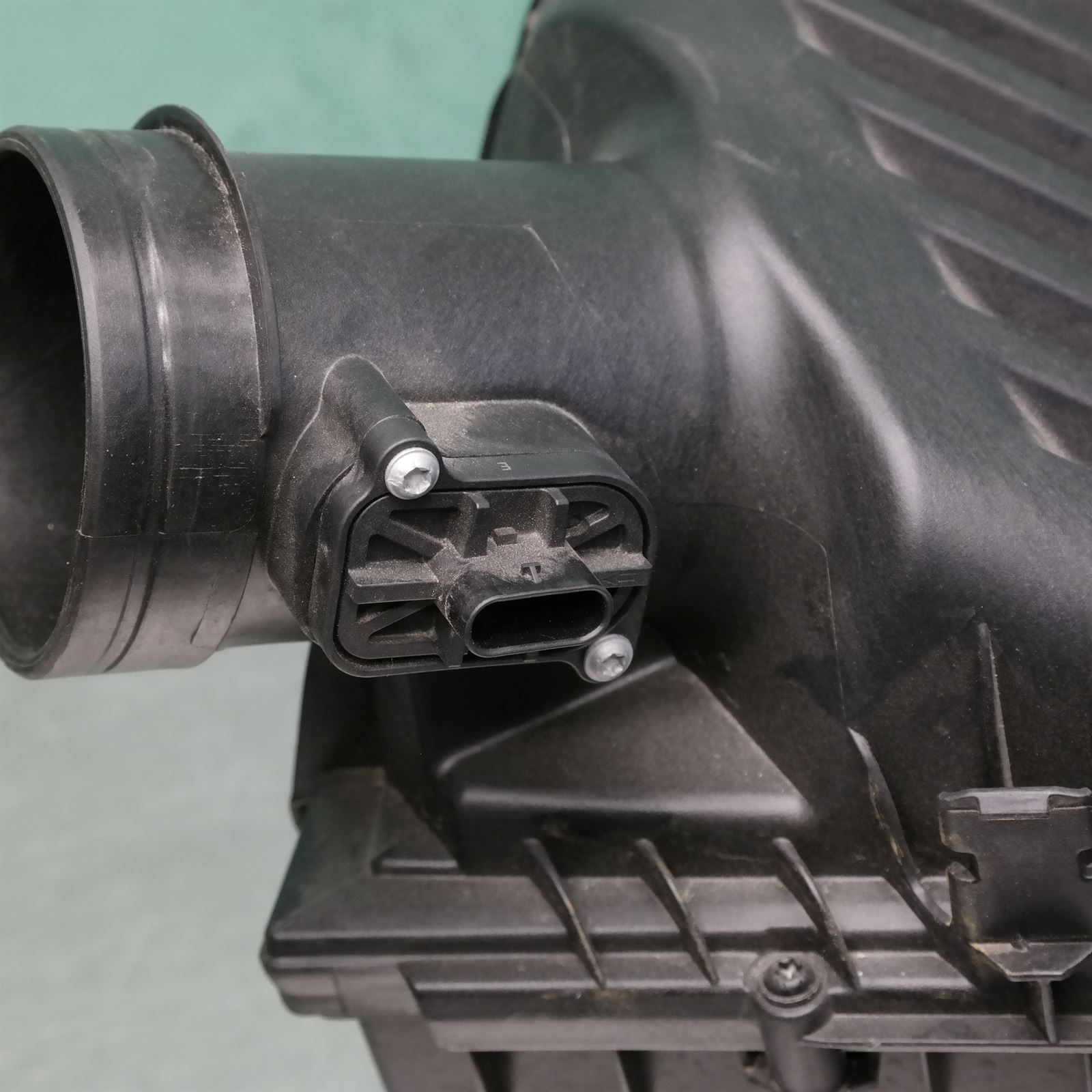 2016 BMW 2 SERIES Air filter housing 13717609482