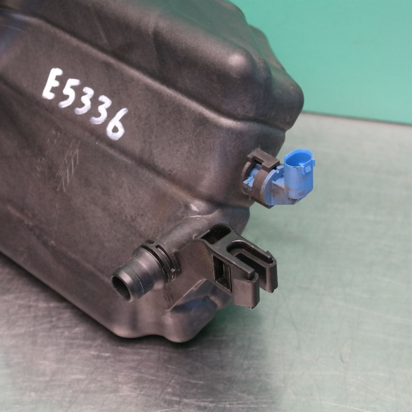 2013 BMW 7 SERIES Expansion tank 17137647283