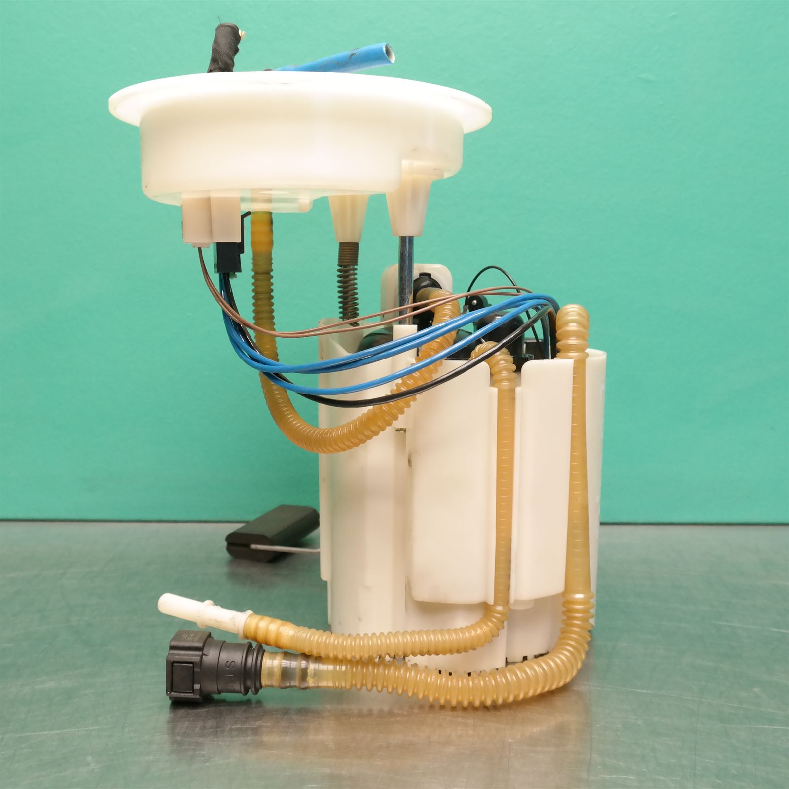 2015 BMW X1 Fuel pump 16117300463