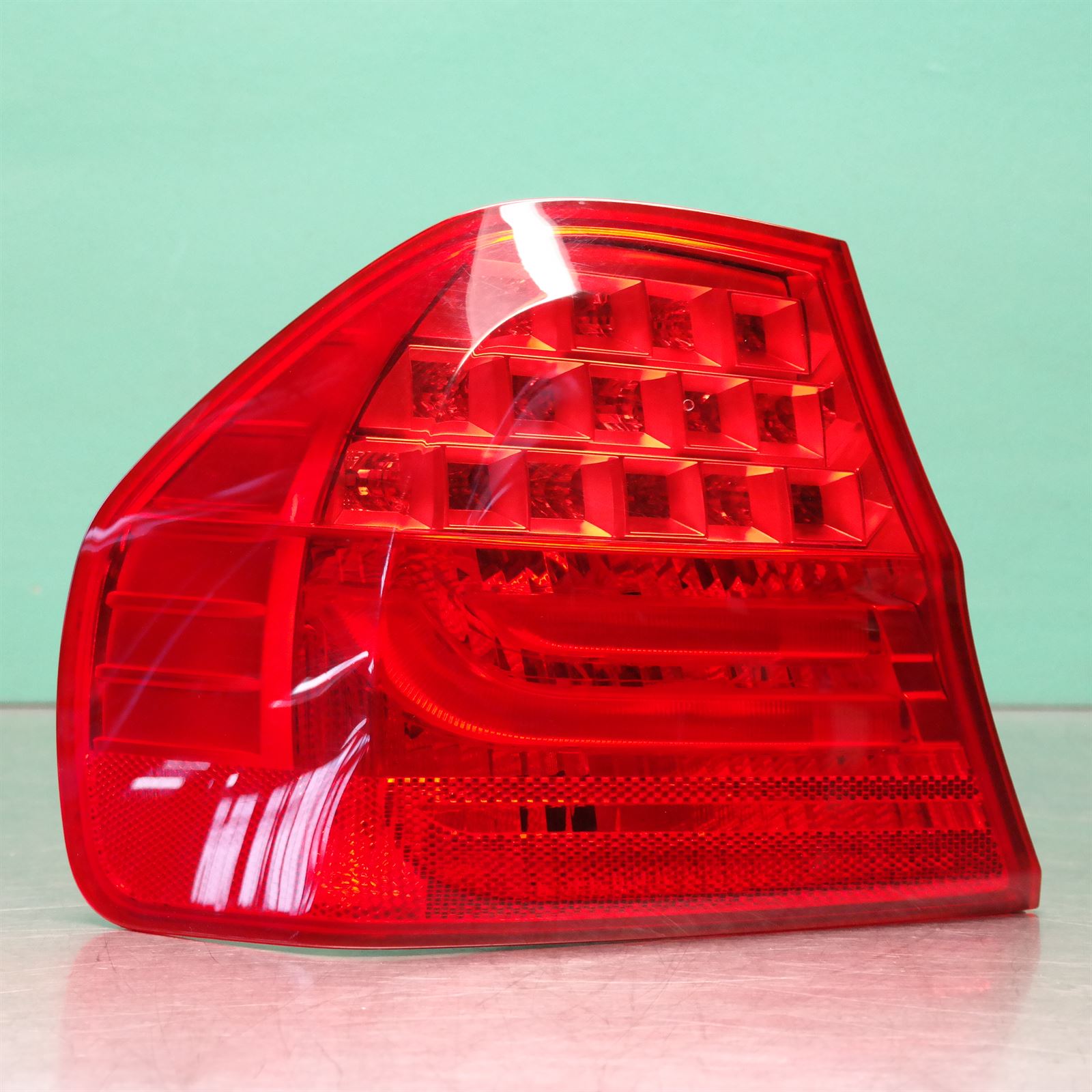2011 BMW 3 SERIES Tail light 63217289425