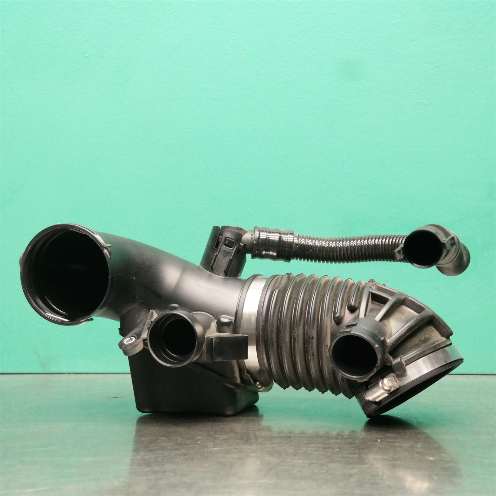 2019 BMW 5 SERIES Air pipe/duct 13718571705