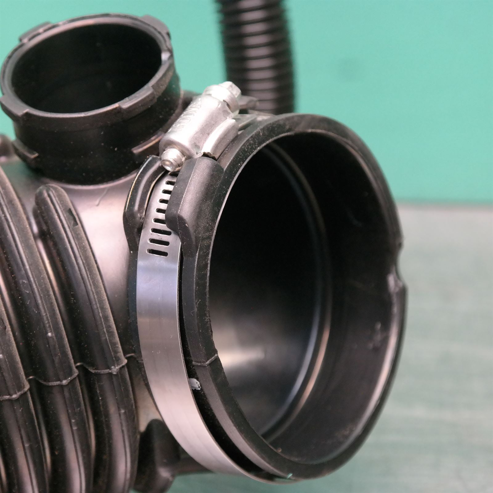 2019 BMW 5 SERIES Air pipe/duct 13718571705