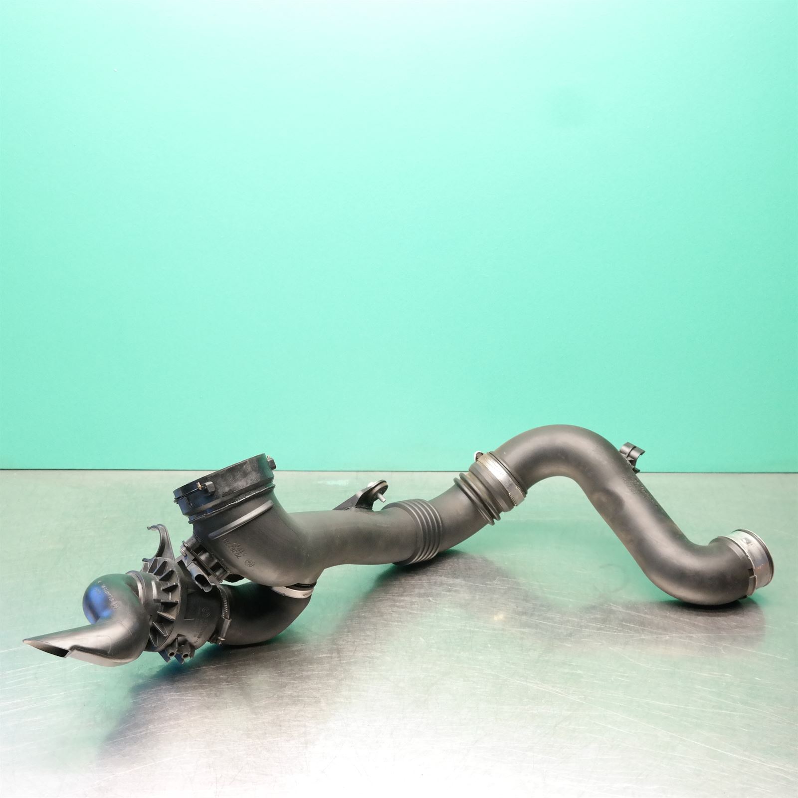 2009 BMW 1 SERIES Air pipe/duct 13717590304 13717590305