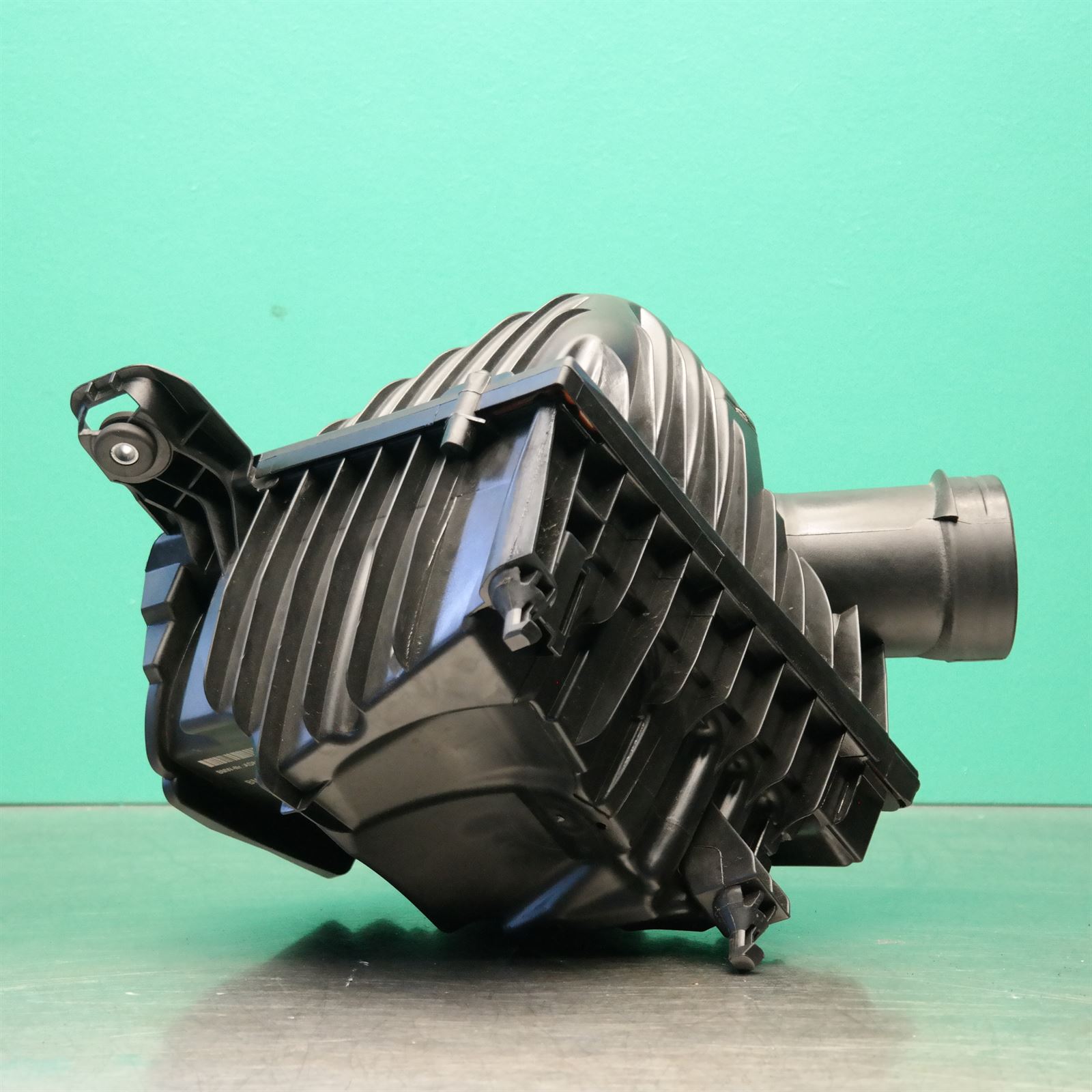 2019 BMW X2 Air filter housing 13718655834