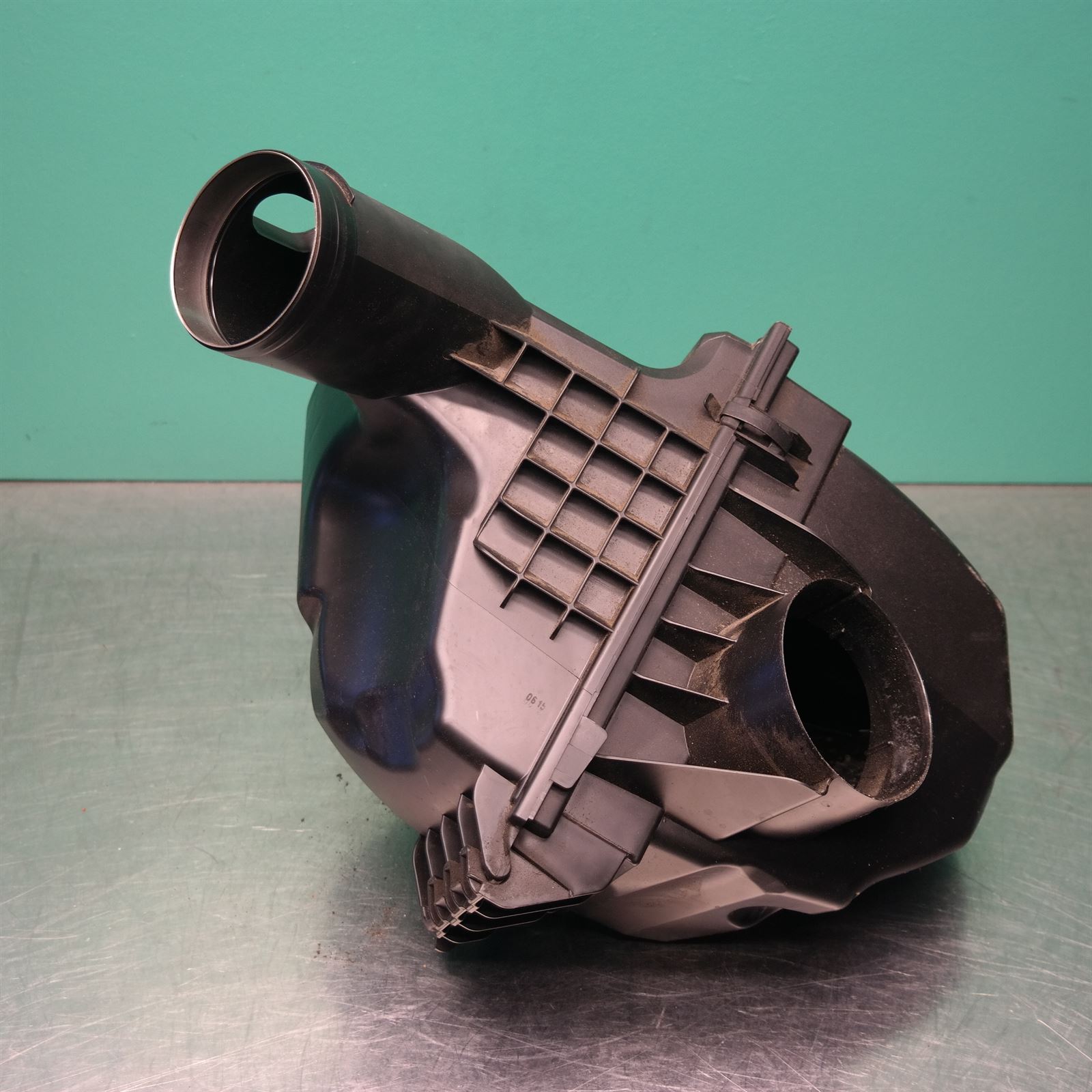 2015 BMW 5 SERIES Air filter housing 13717612014