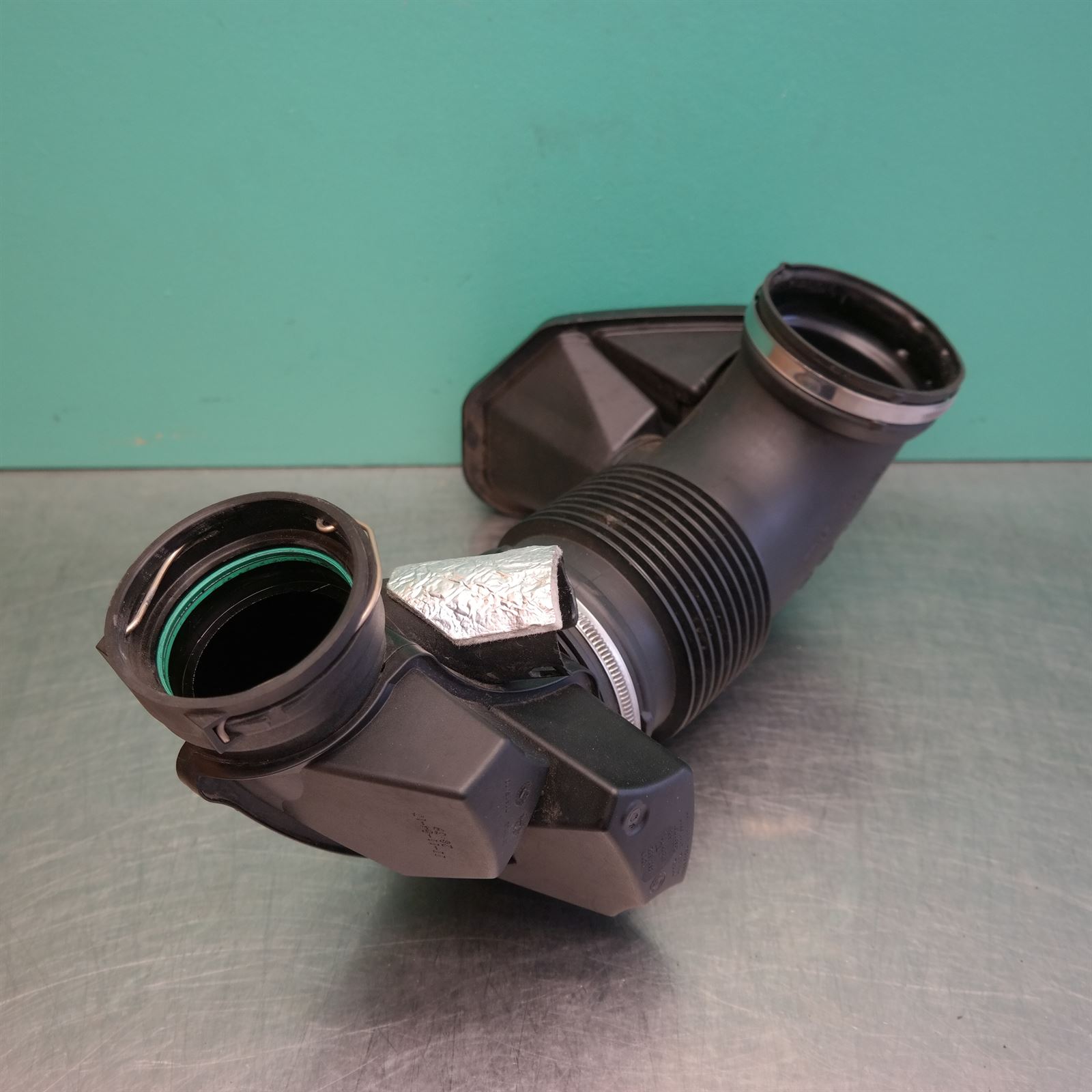 2017 BMW 1 SERIES Air pipe/duct 13718601682