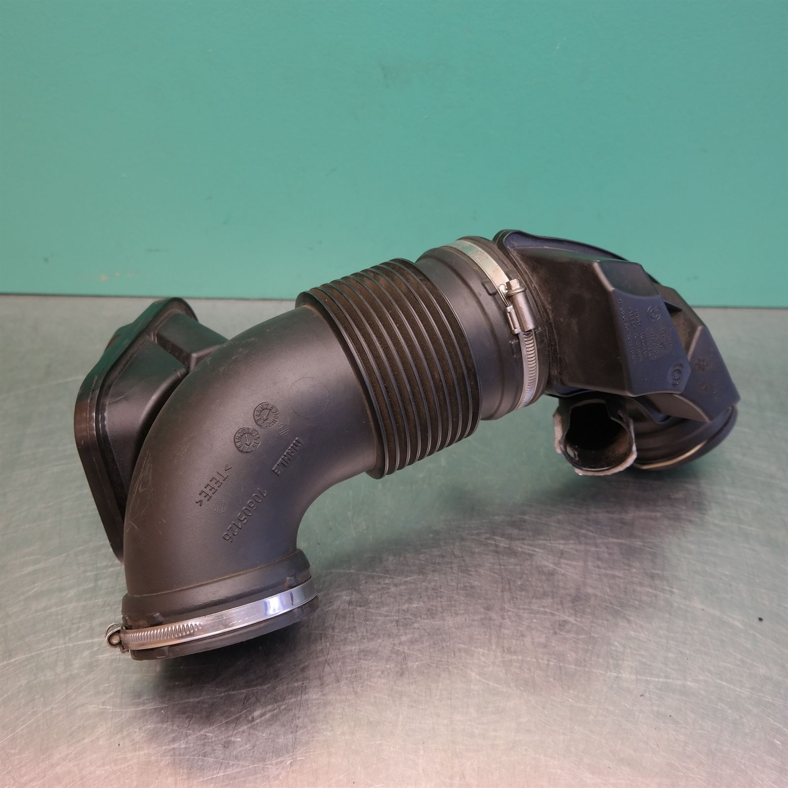 2017 BMW 1 SERIES Air pipe/duct 13718601682