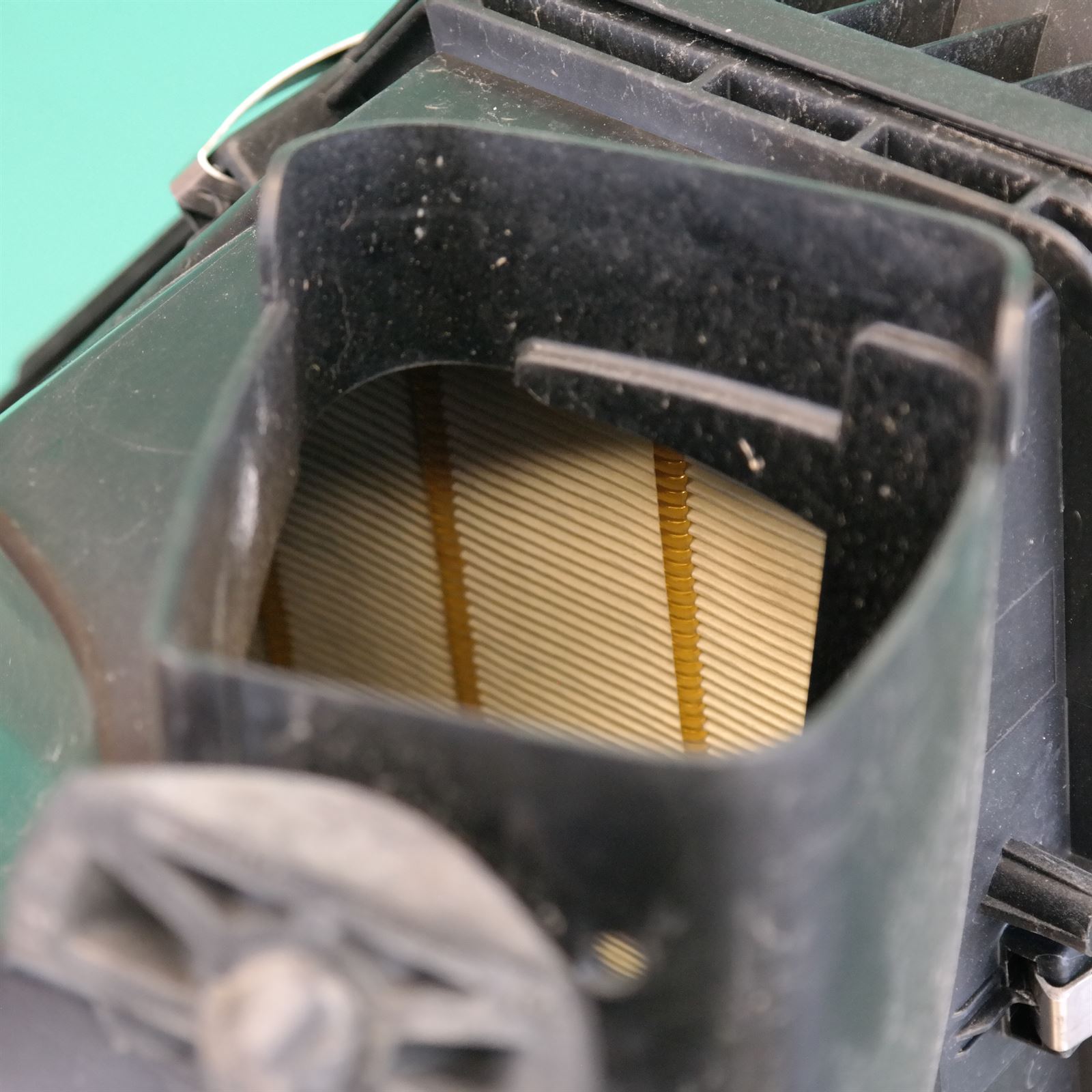 2022 BMW 2 SERIES Air filter housing 13718580424