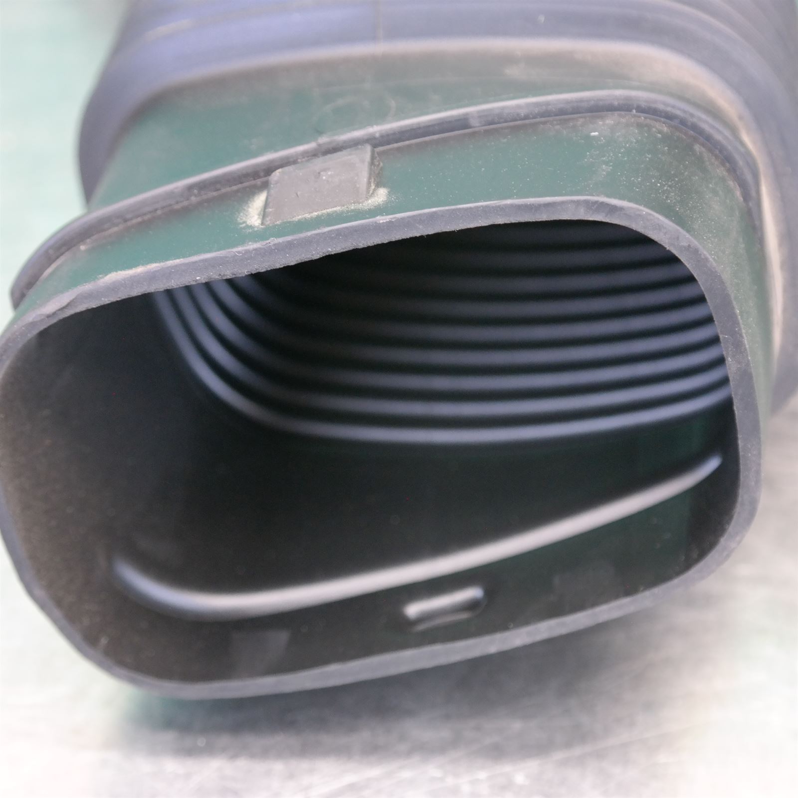 2022 BMW X5 Air pipe/duct 13718689753