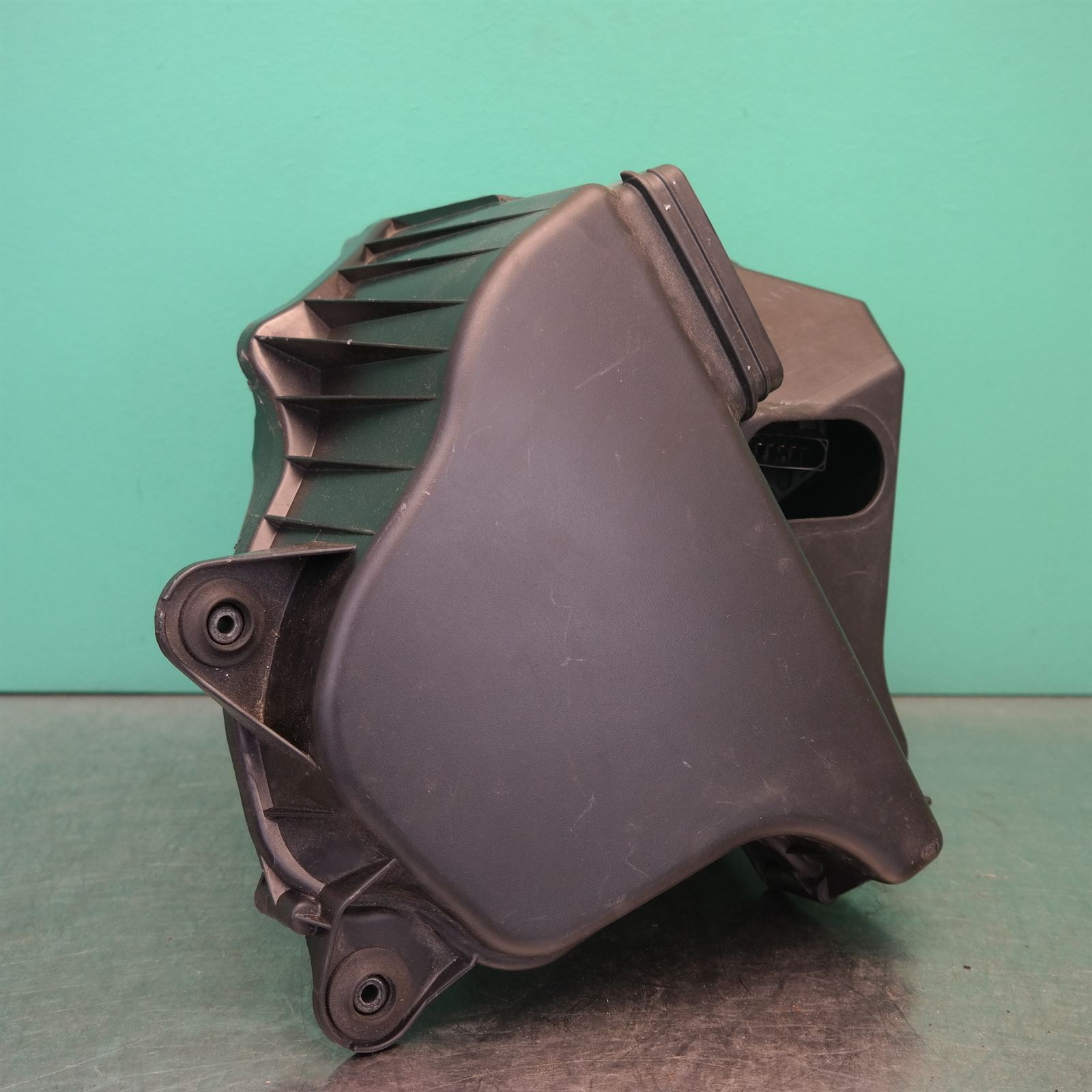 2006 BMW 1 SERIES Air filter housing 13717543163