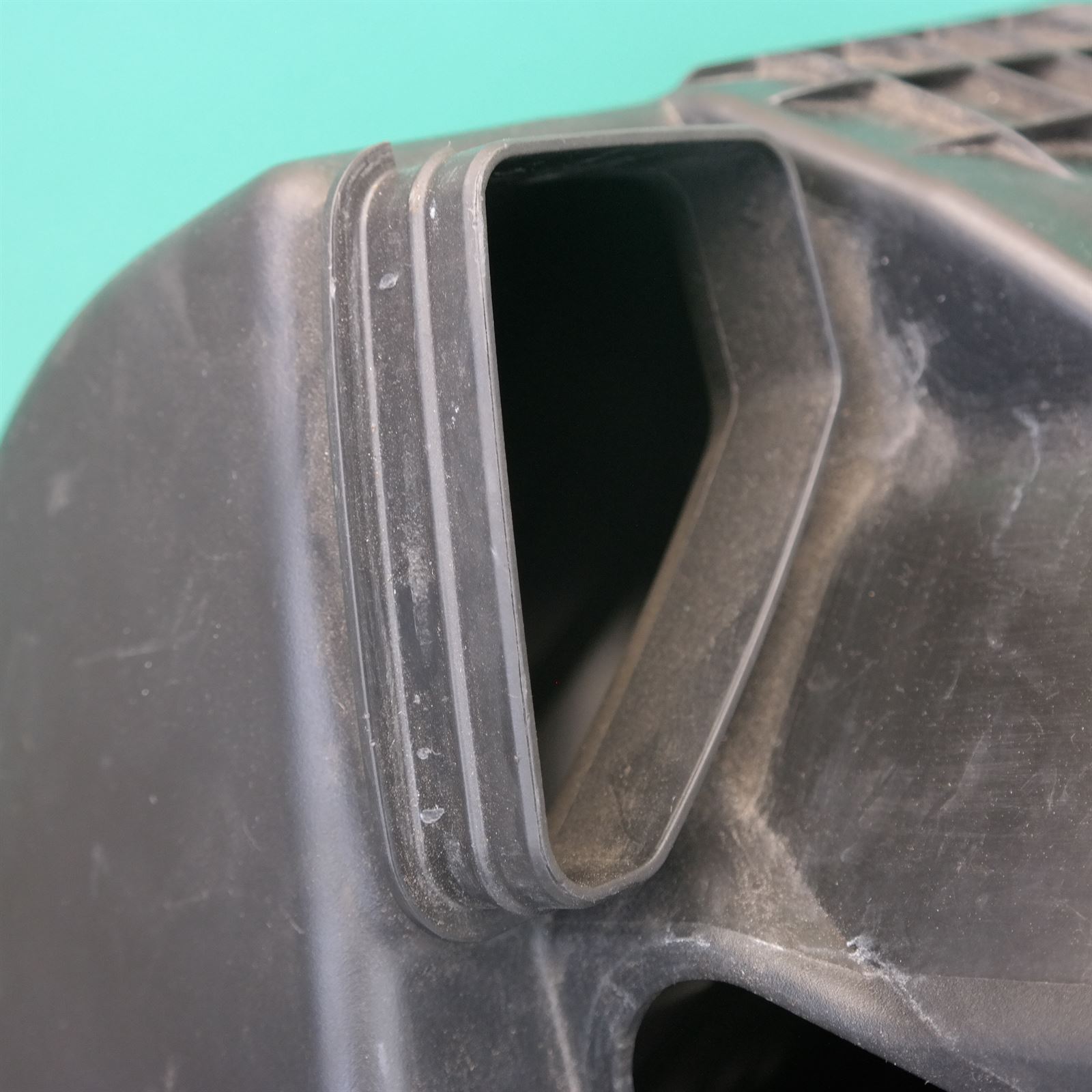 2006 BMW 1 SERIES Air filter housing 13717543163