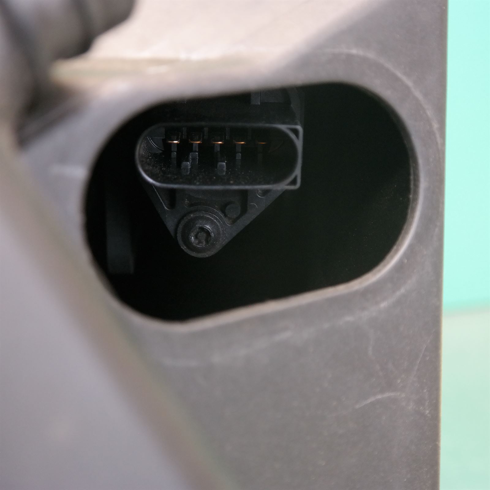 2006 BMW 1 SERIES Air filter housing 13717543163