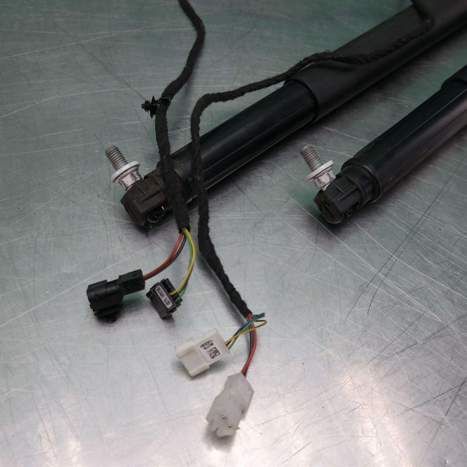2014 BMW X6 Hatch strut 51247332697 51247332698