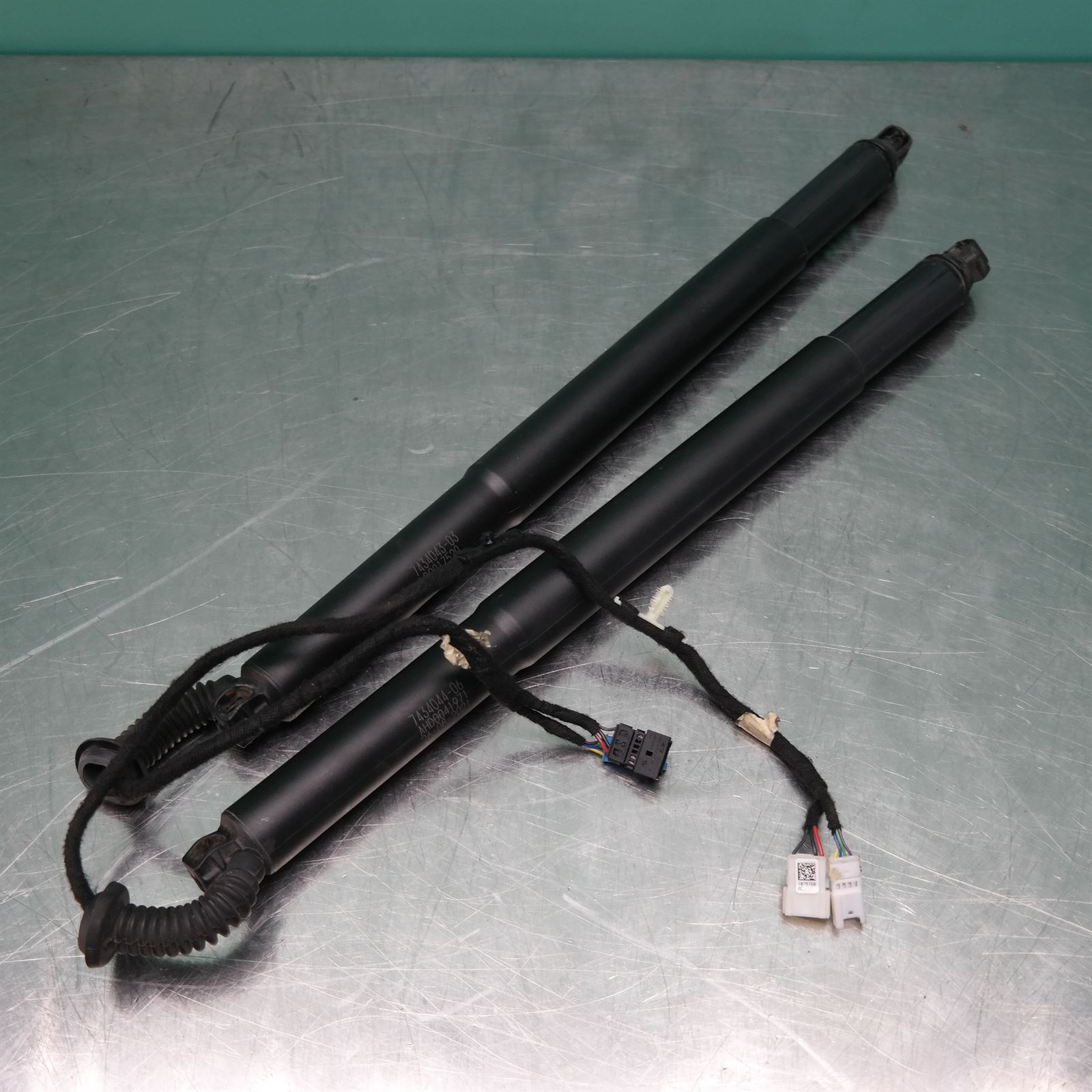 2017 BMW X6 Hatch strut 51247434043 51247434044